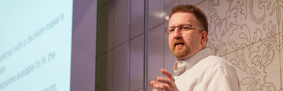 Ian Fenn, speakling to an audience – uxportfolio.design